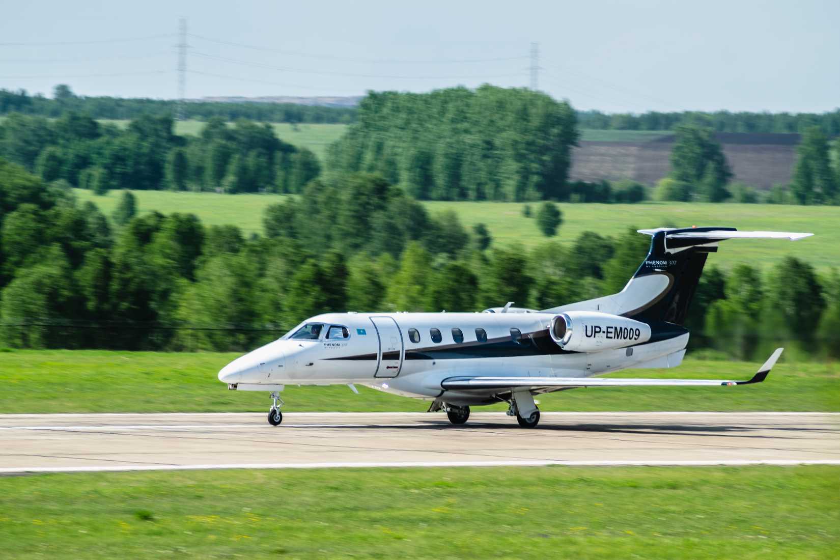 Best-Selling Business Jet: A Look At The Embraer Phenom 300's ...