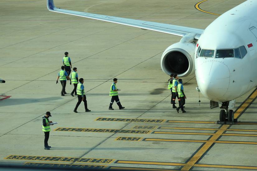 5 Key Aircraft Marshalling Signals That Keep Aircraft & Workers Safe