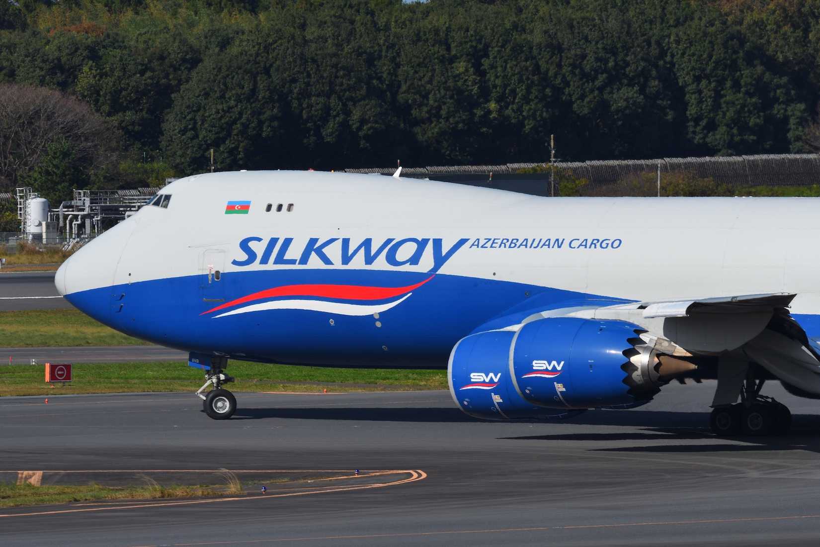 Why The Boeing 747 Has Such A Distinctive Nose Compared To The Airbus A380