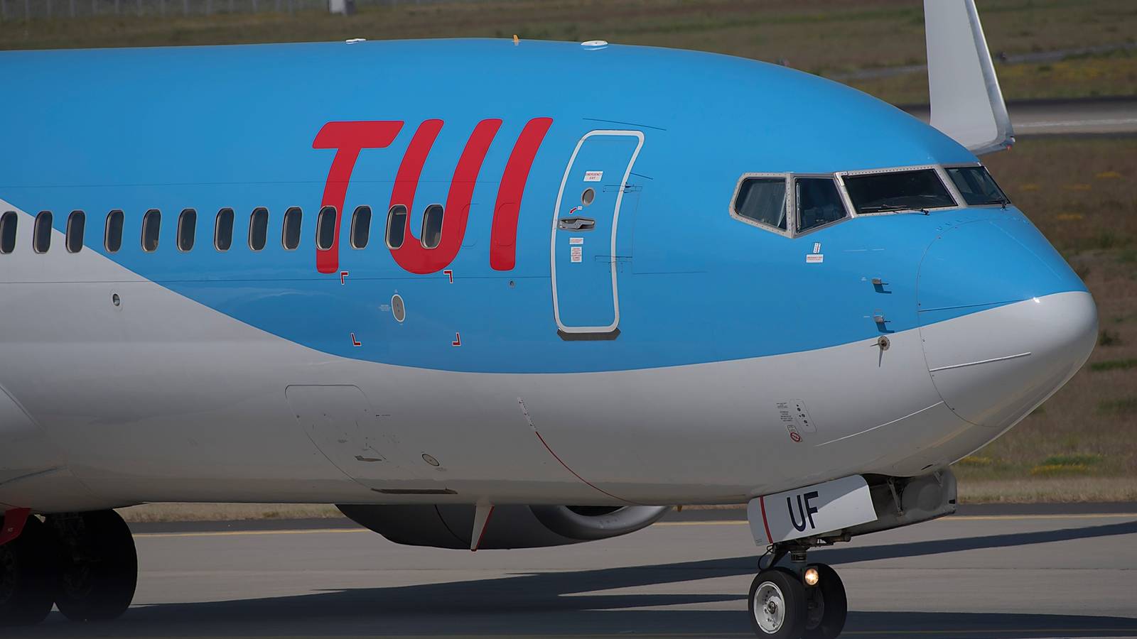 TUI Boeing 737 Skids Off Of The Runway At Leeds Bradford Airport