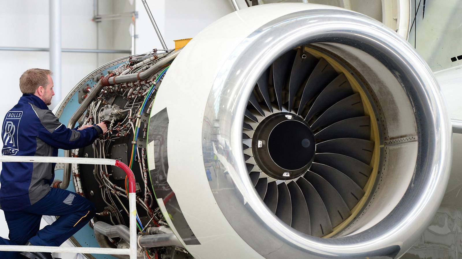 Which Way Do Airplane Engines Spin?