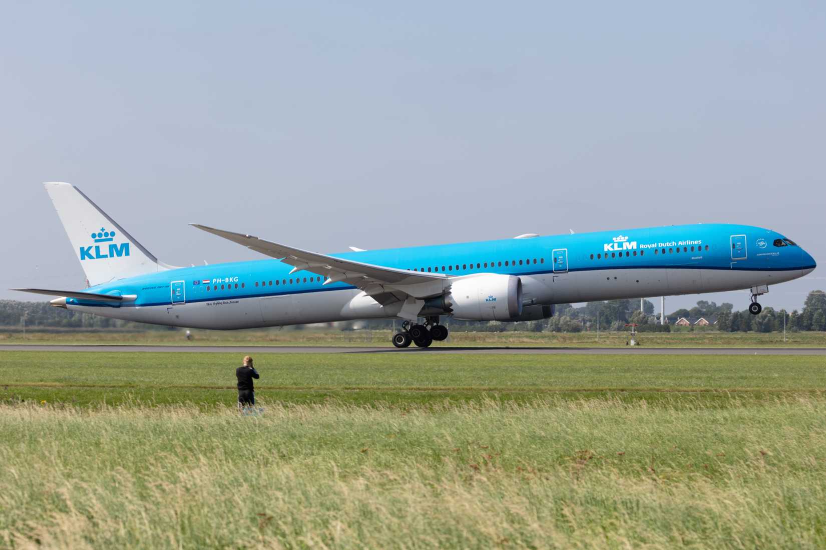 Why The Boeing 787-10 Dreamliner Has Such A Long Fuselage