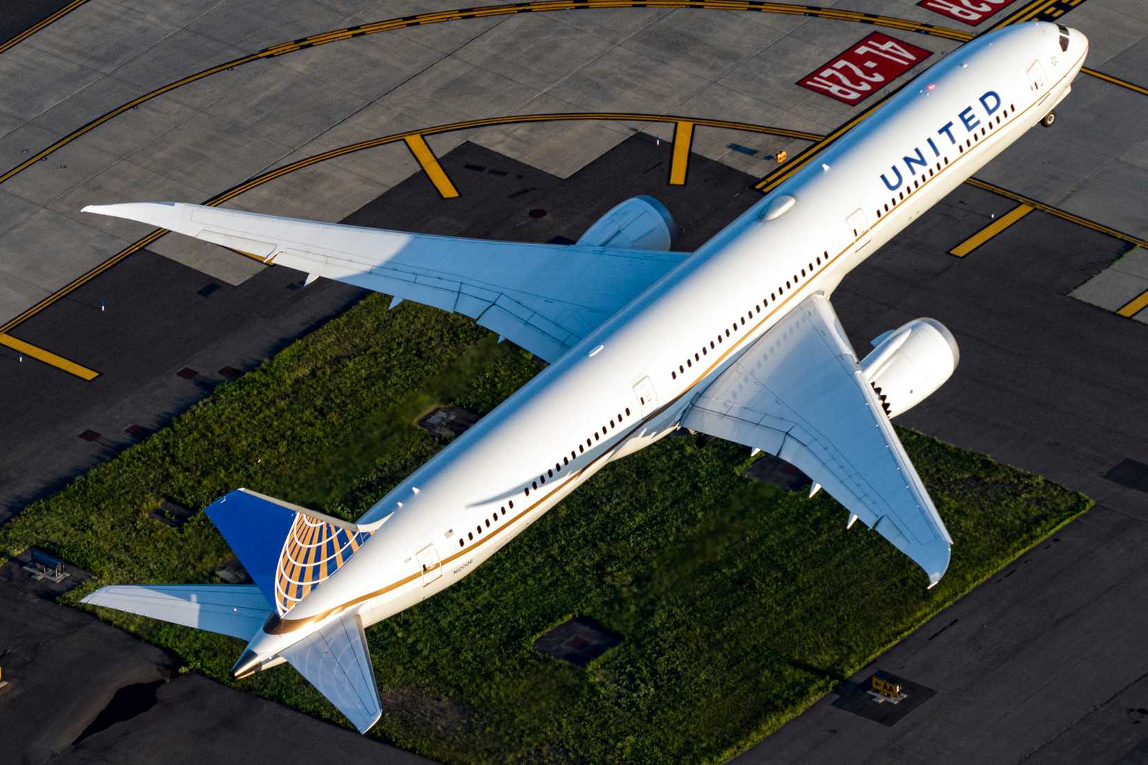 Body Found In United Airlines Boeing 787 Wheel Well After Landing At ...