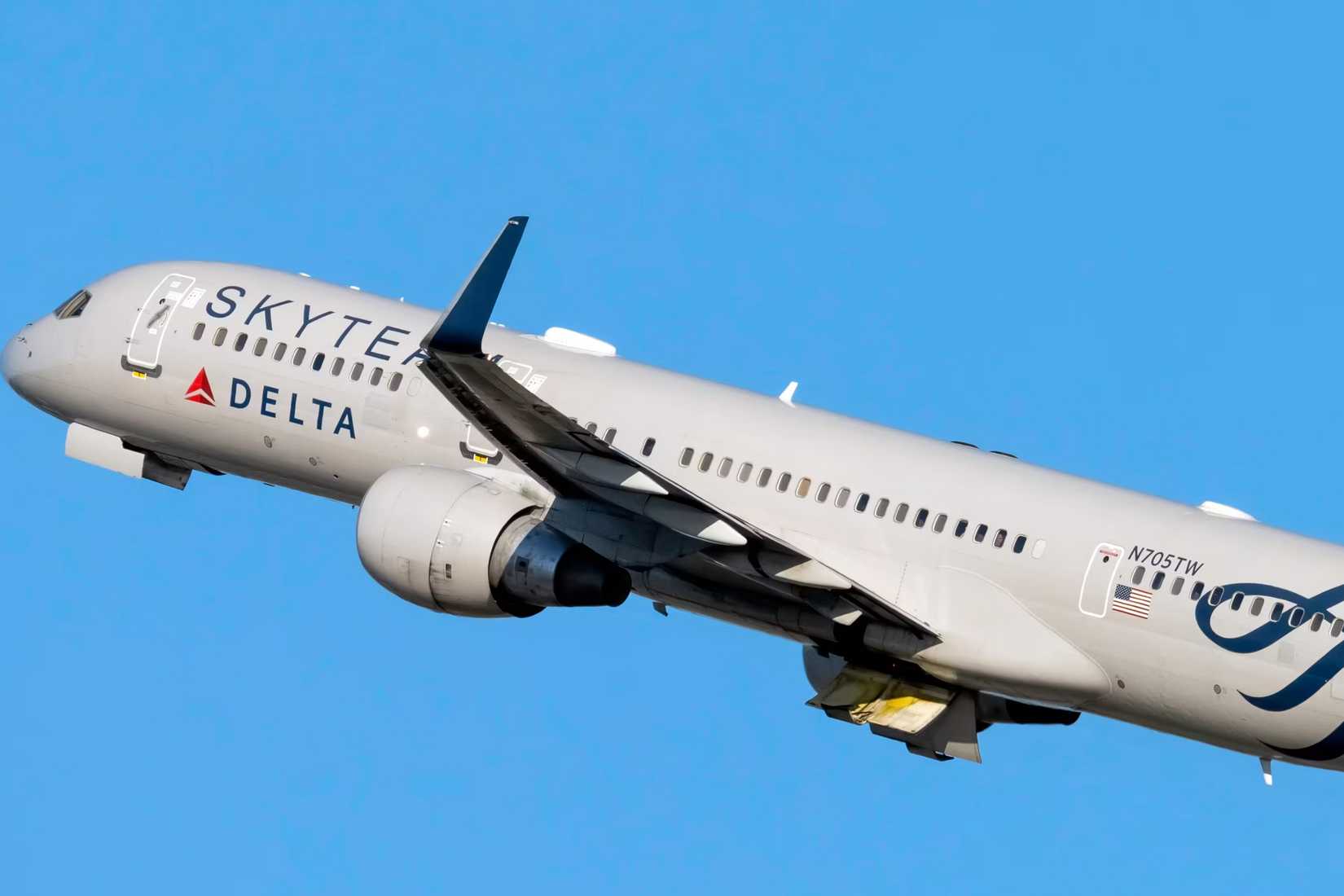 Which Credit Cards Are Best For Earning Status With Delta Air Lines?