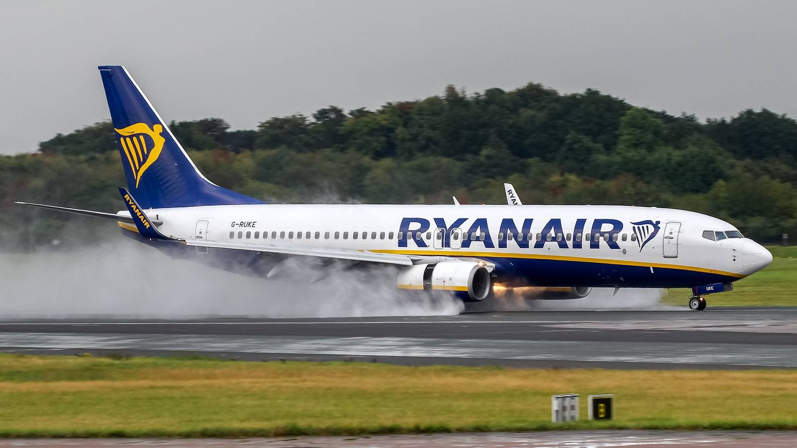 Ryanair Boeing 737 Diverts To Faro Amid Rowdy Passengers