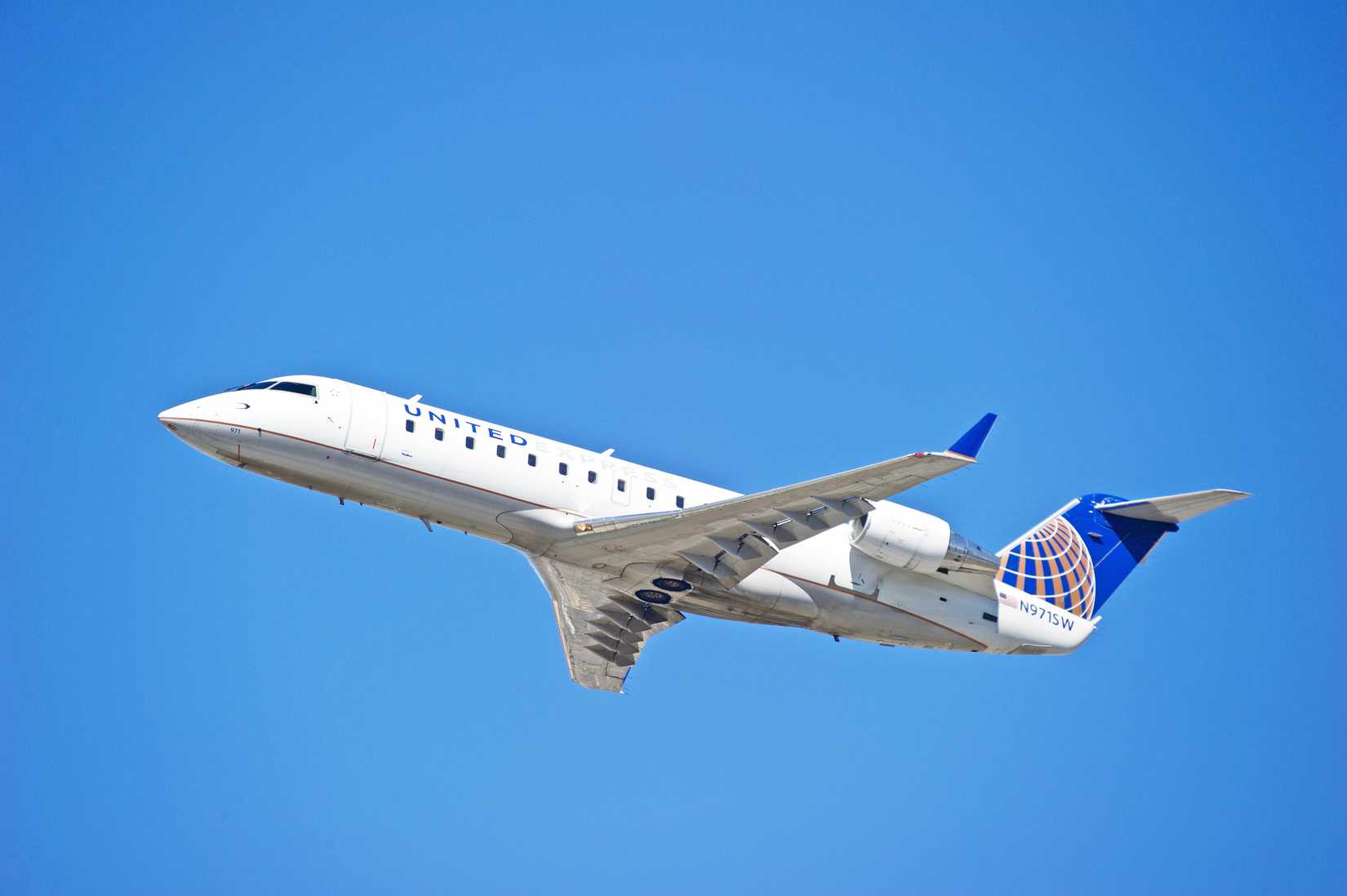 United Airlines To Begin Bombardier CRJ200 Flights Between Chicago ...