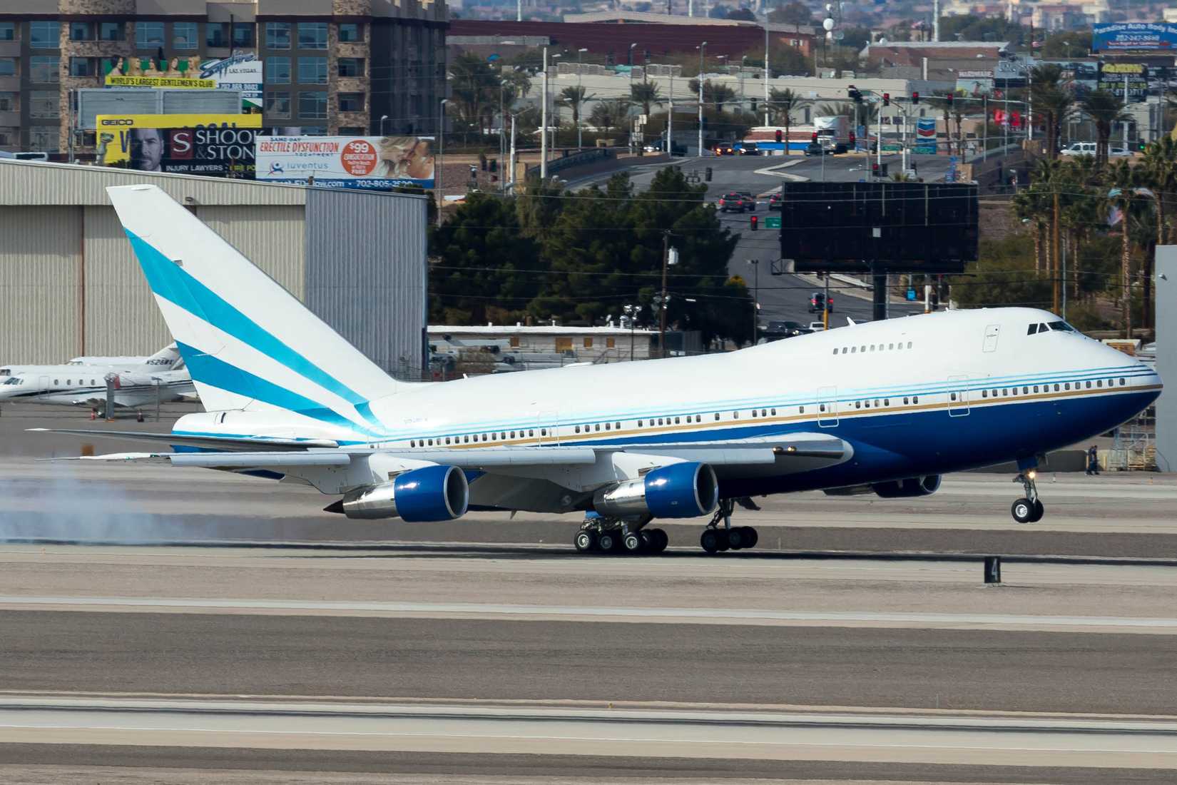 How Much Does A Boeing 747 Weigh?