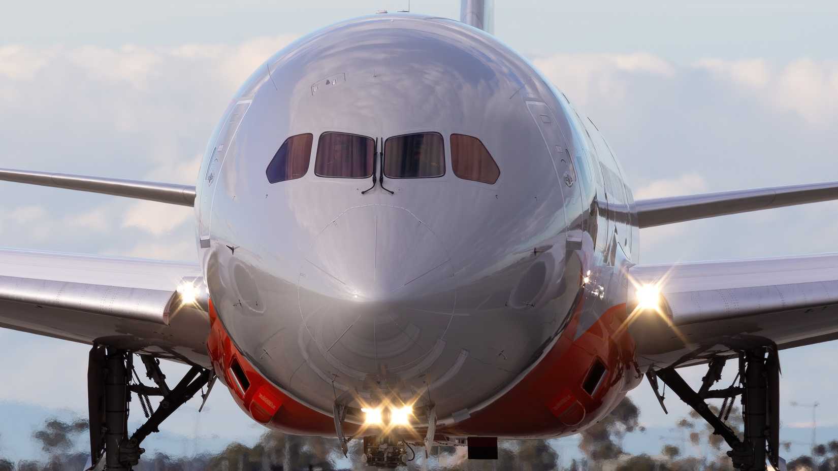 Jetstar Boeing 787-8 Dreamliner Returns To Sydney After Tire Bursts ...