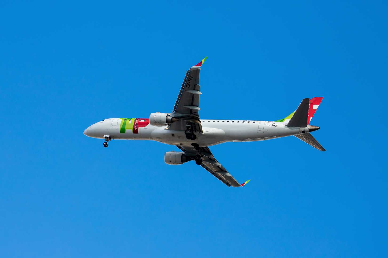 5 Reasons Airlines & Pilots Love The Embraer 190