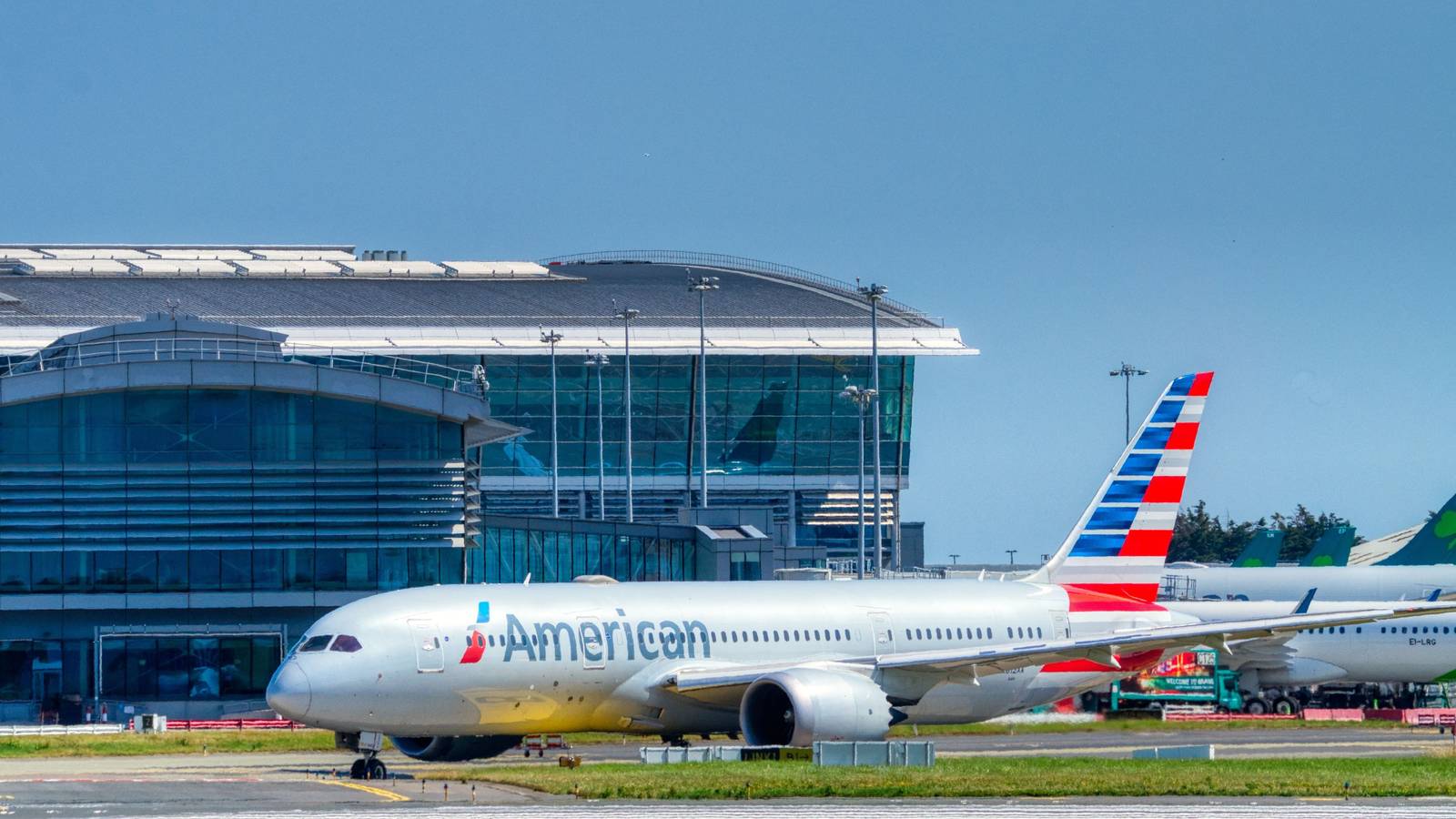 American Airlines Frequent Flyers Will Now Get Spending Based Points On ...