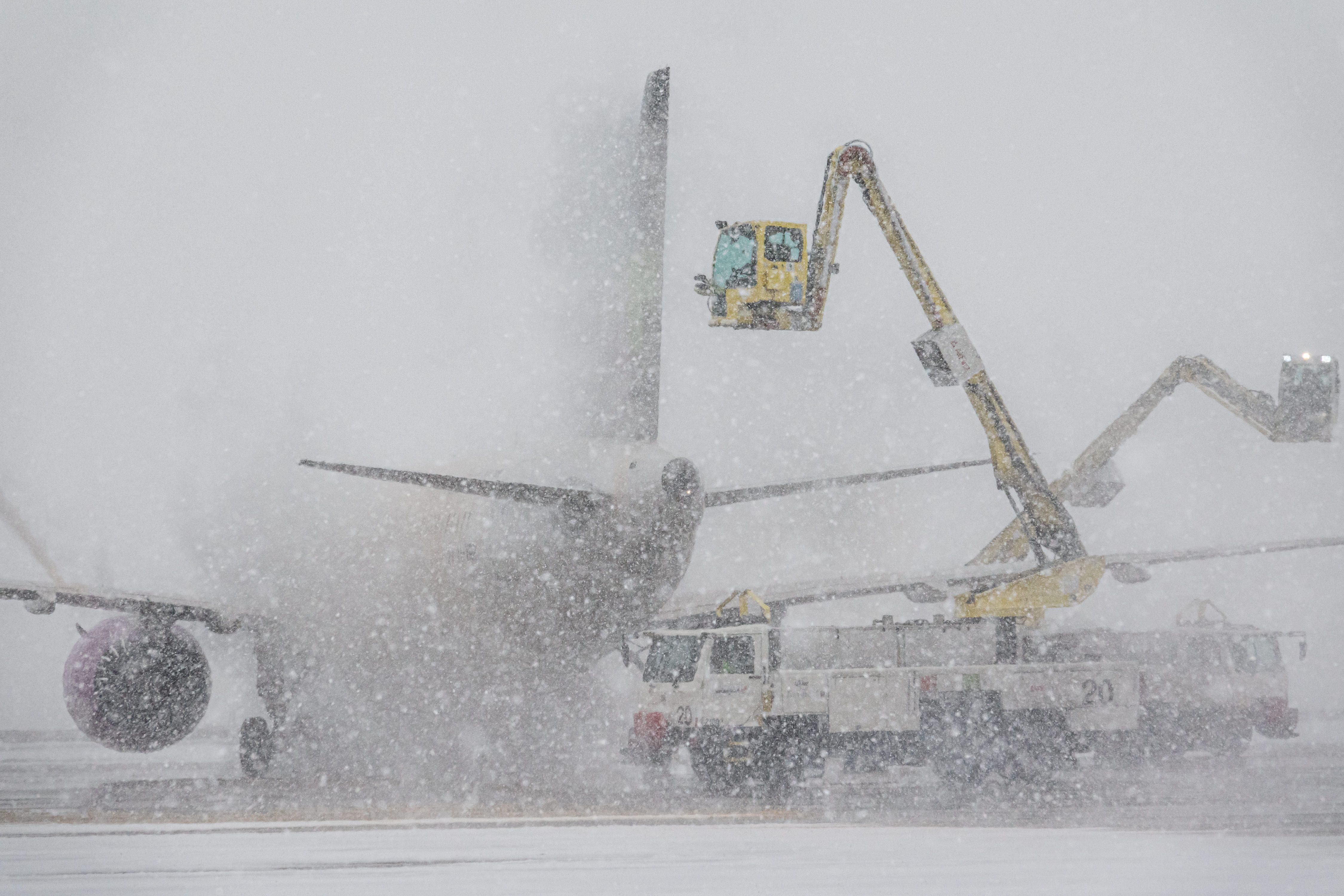 Winter Is Coming: 5 Ways In Which Airlines & Airports Deal With Snow & Ice