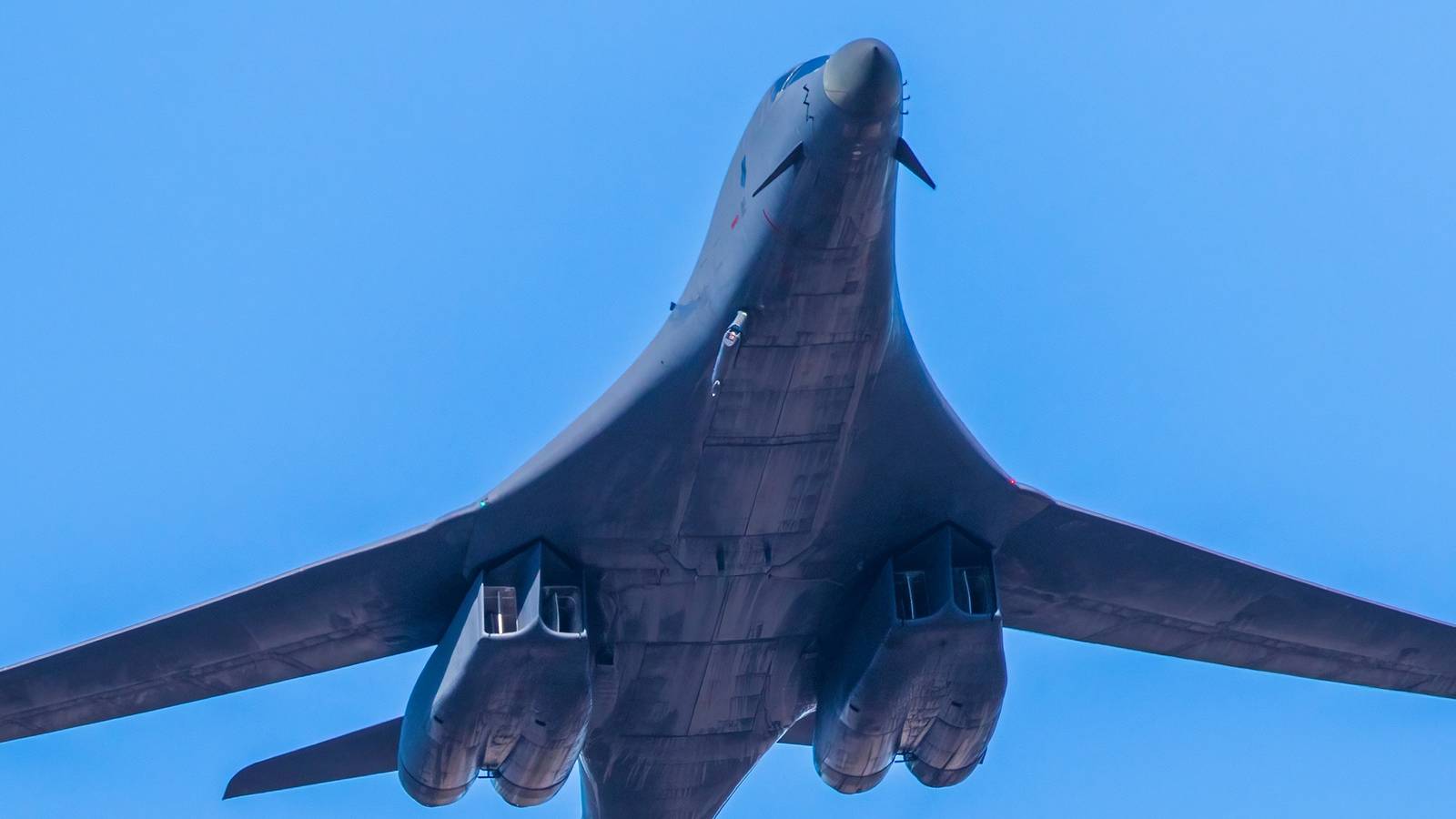 How Does The B-1 Bomber's Wing Sweep System Work?