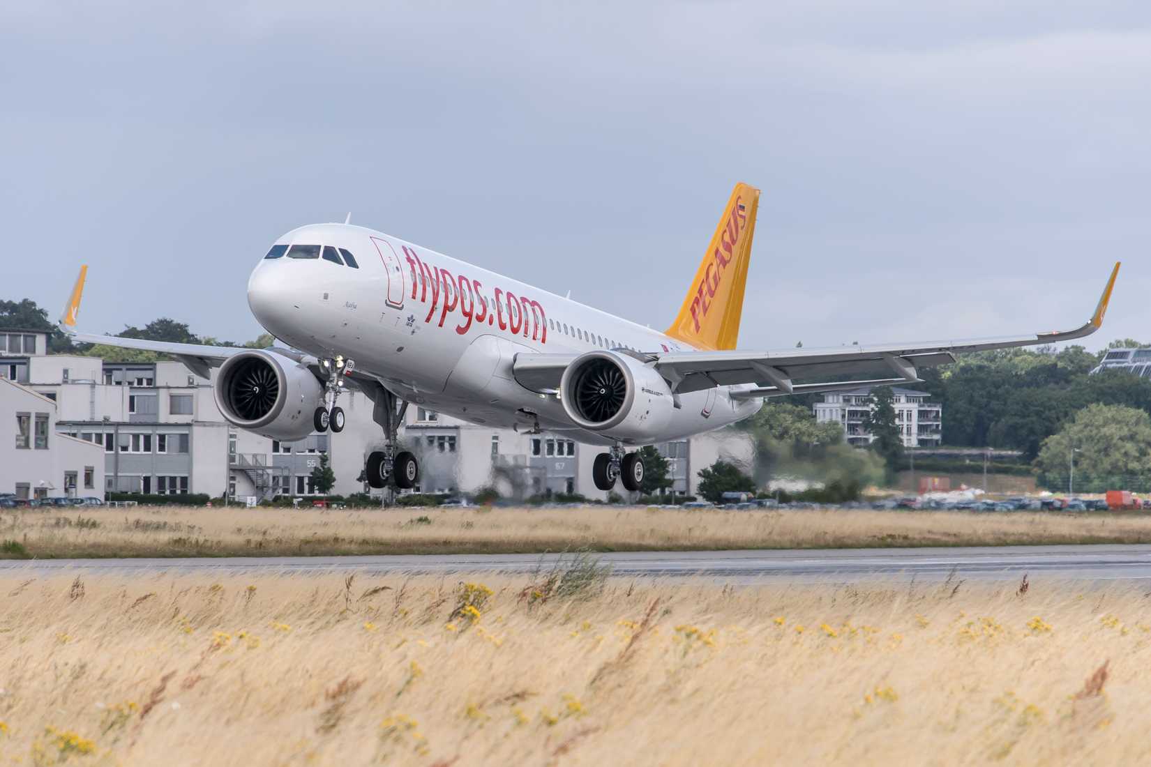 Wicked Winds Force Pegasus Airlines Airbus A320neo To Abort Landing In ...