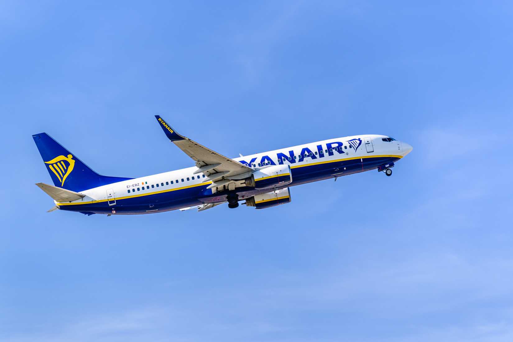 Ryanair Passengers Evacuate Boeing 737 At Brindisi Airport After Engine ...