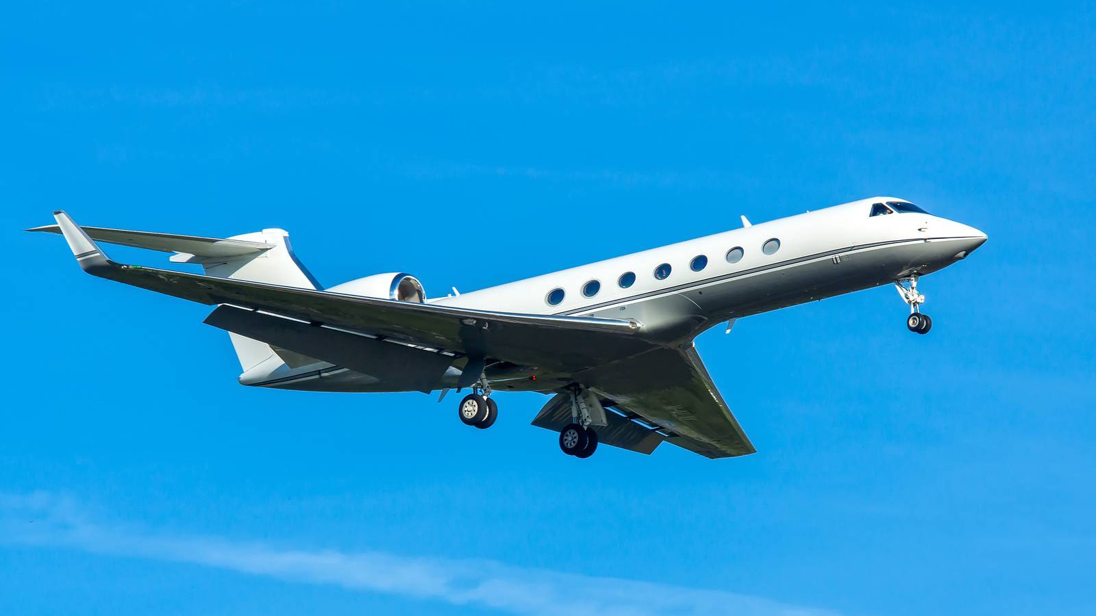 Discount Private Flying: 5 Benefits Of Flying On A Semi-Private Jet