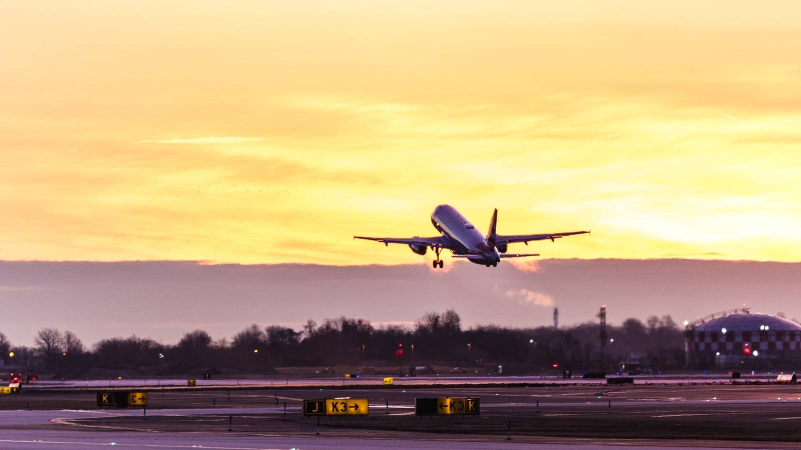 American Airlines' Philadelphia Flagship Lounge Gets Star Chef Randy ...