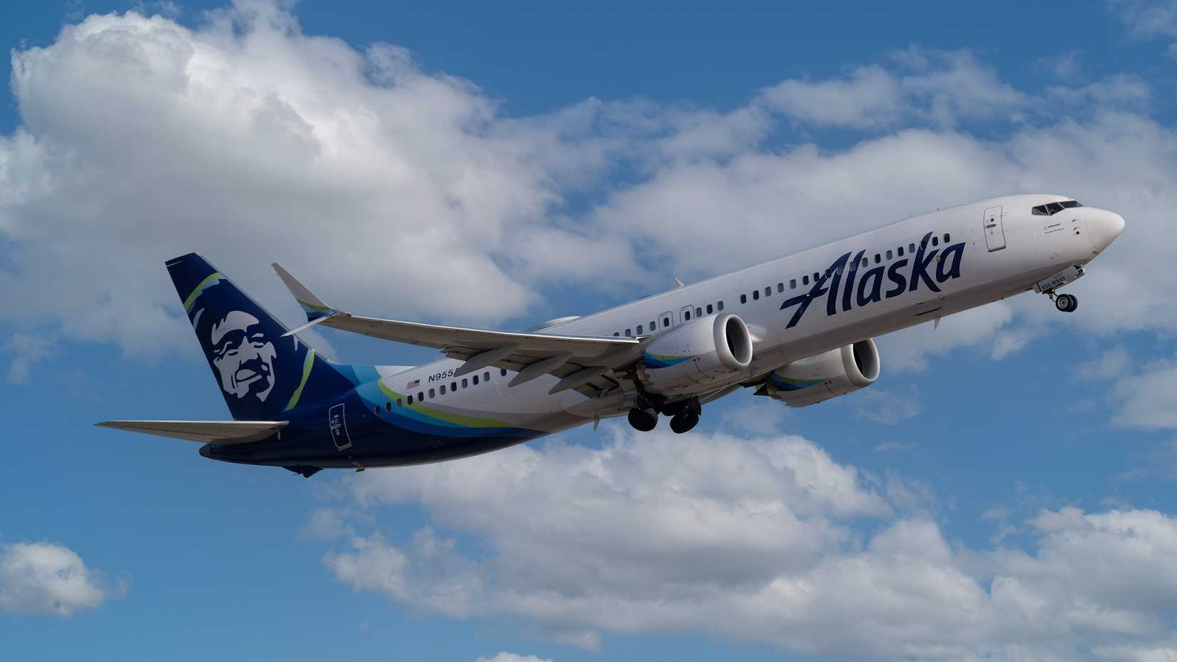 Why Is Alaska Airlines Keeping Its Old Boeing 737-700s?