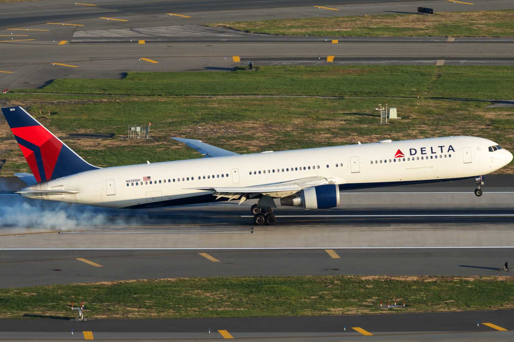 Delta Air Lines Boeing 767-400ER Returns To Milan After Engine Fails ...