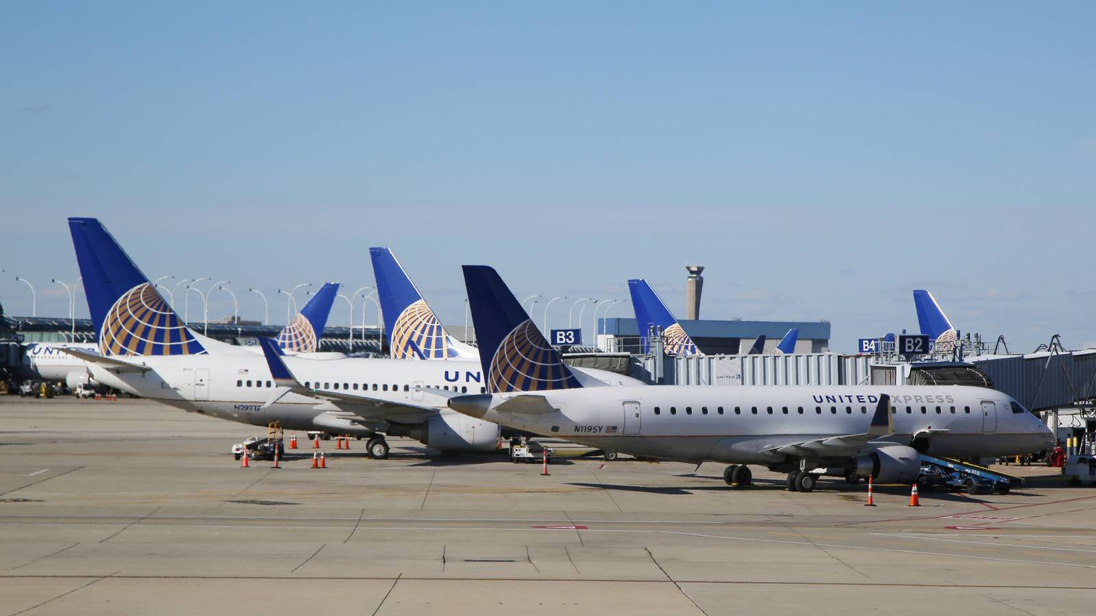 United Airlines Baggage Agent Accused Of Bribing Passenger For Tip At ...