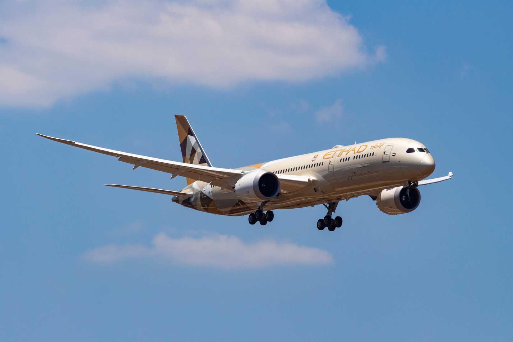 Etihad Airways Boeing 787-9 Dreamliner Rejects Takeoff After 2 Tires Burst
