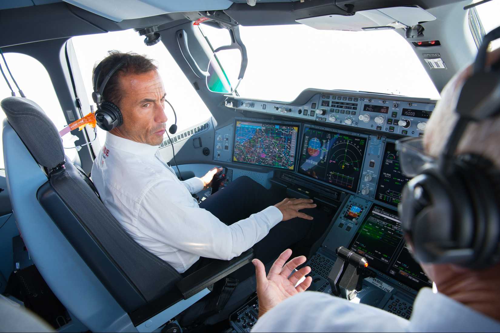 Can Pilots Leave The Cockpit Mid-Flight?