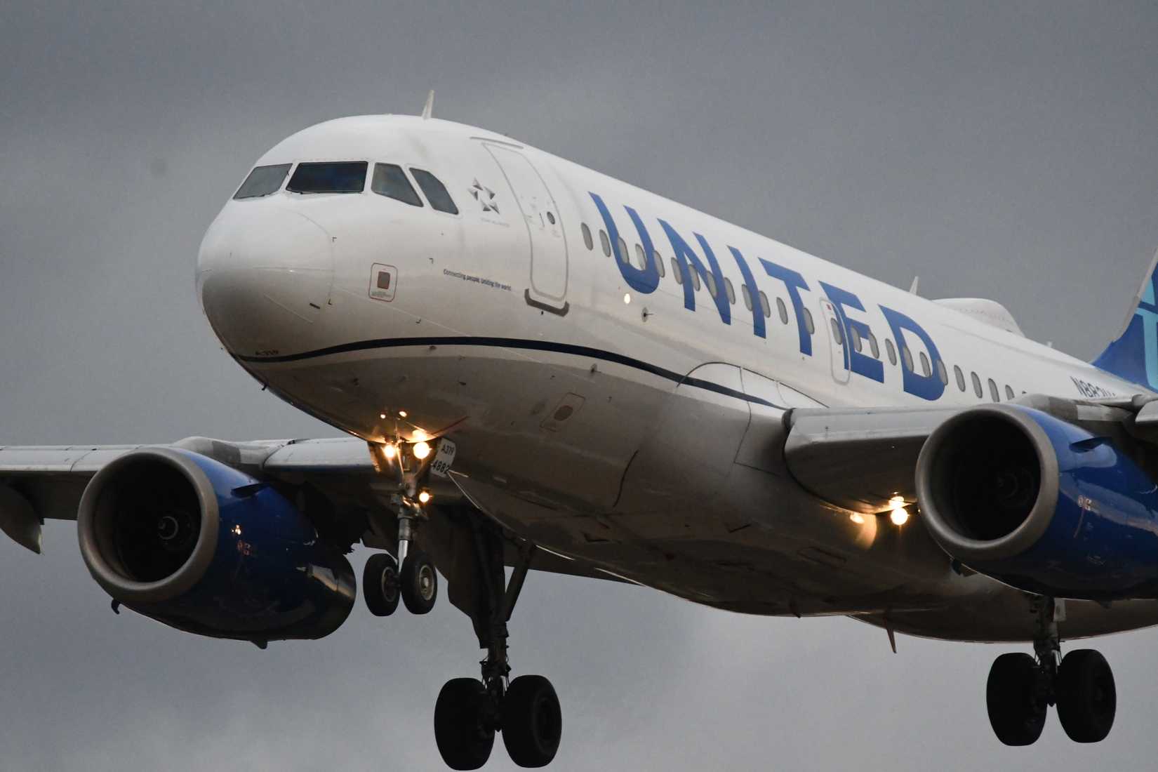 United Airlines Airbus A320 Returns To Bradley Airport After Engine ...