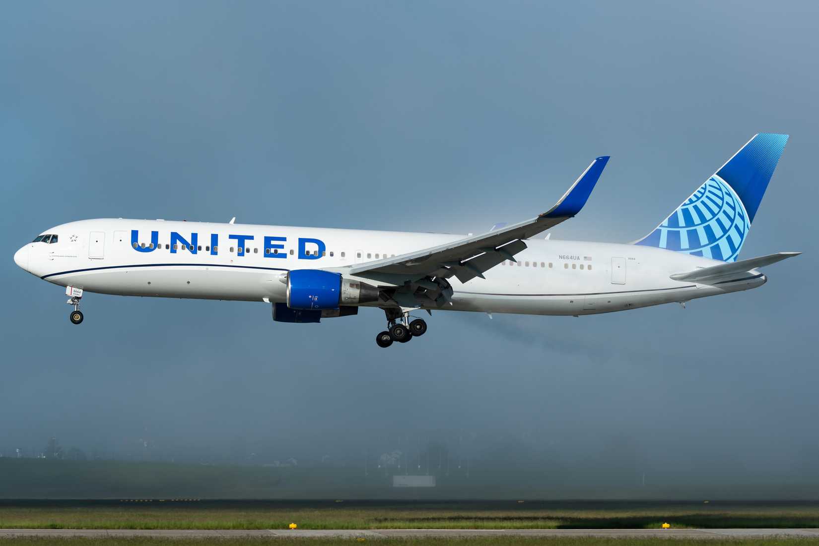 United Airlines Follows Delta Air Lines In Cutting Daytime Europe-Bound ...
