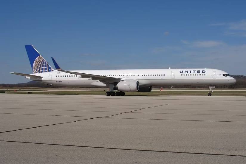 United Boeing 757 Loses Right Engine Power Over The Pacific Ocean