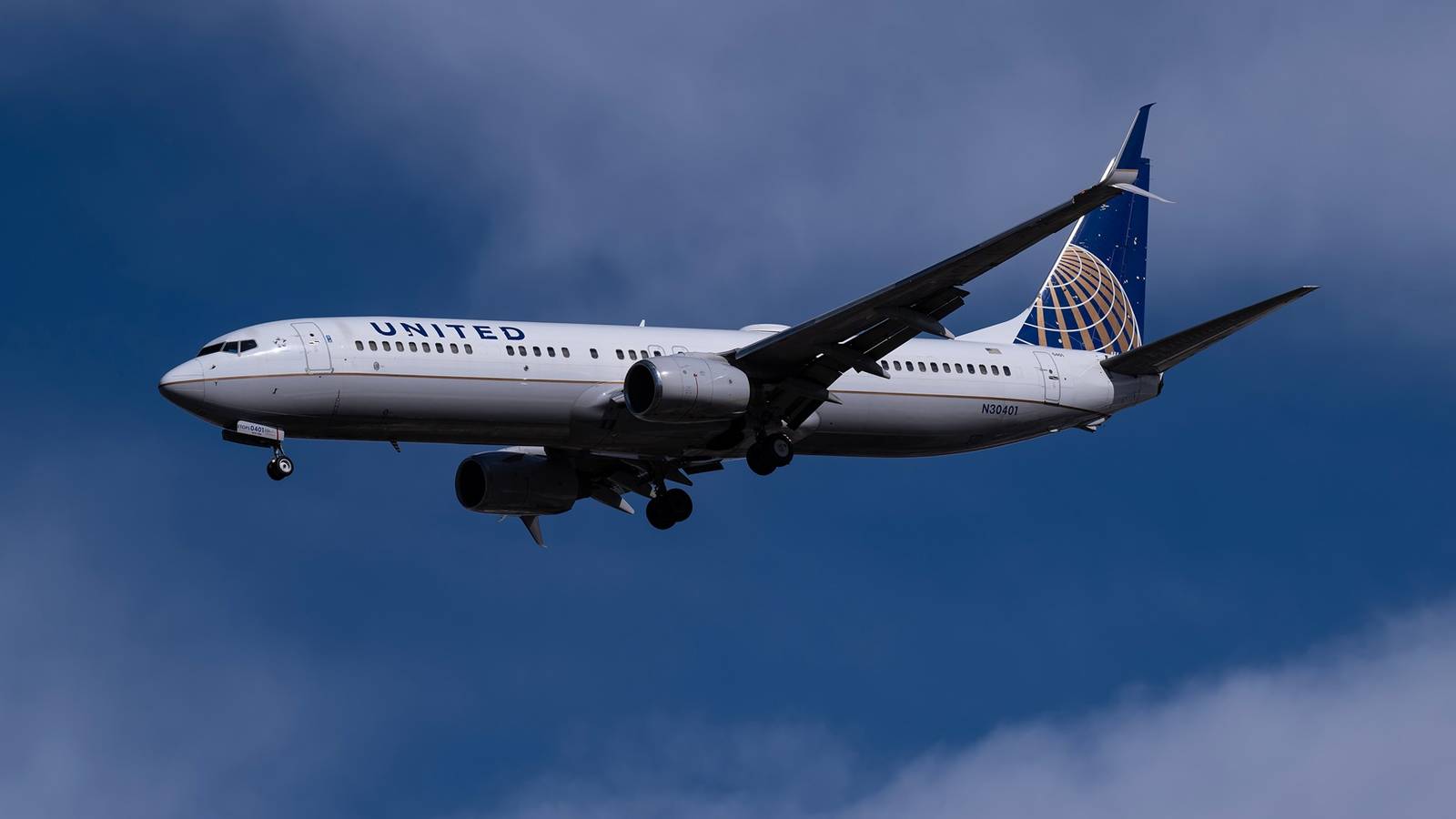 United Airlines Boeing 737 Suffers Flaming Engine Failure & Returns to ...