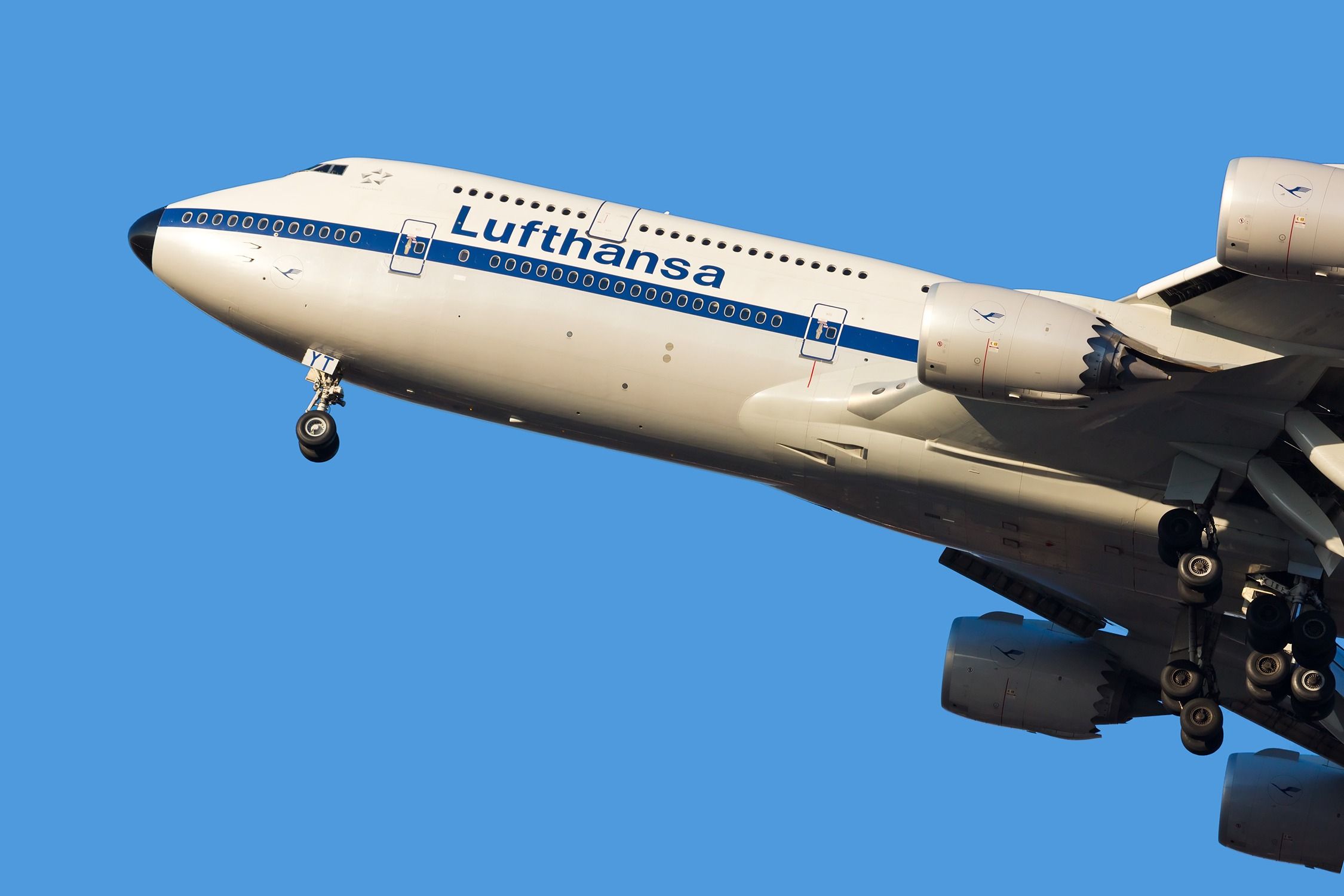Flight Review: Lufthansa Economy Class On The Boeing 747–400 From ...