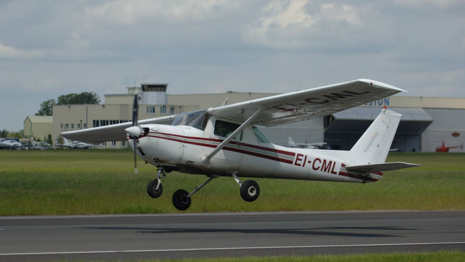 What Are The Differences Between The Cessna 150 And The Cessna 152?