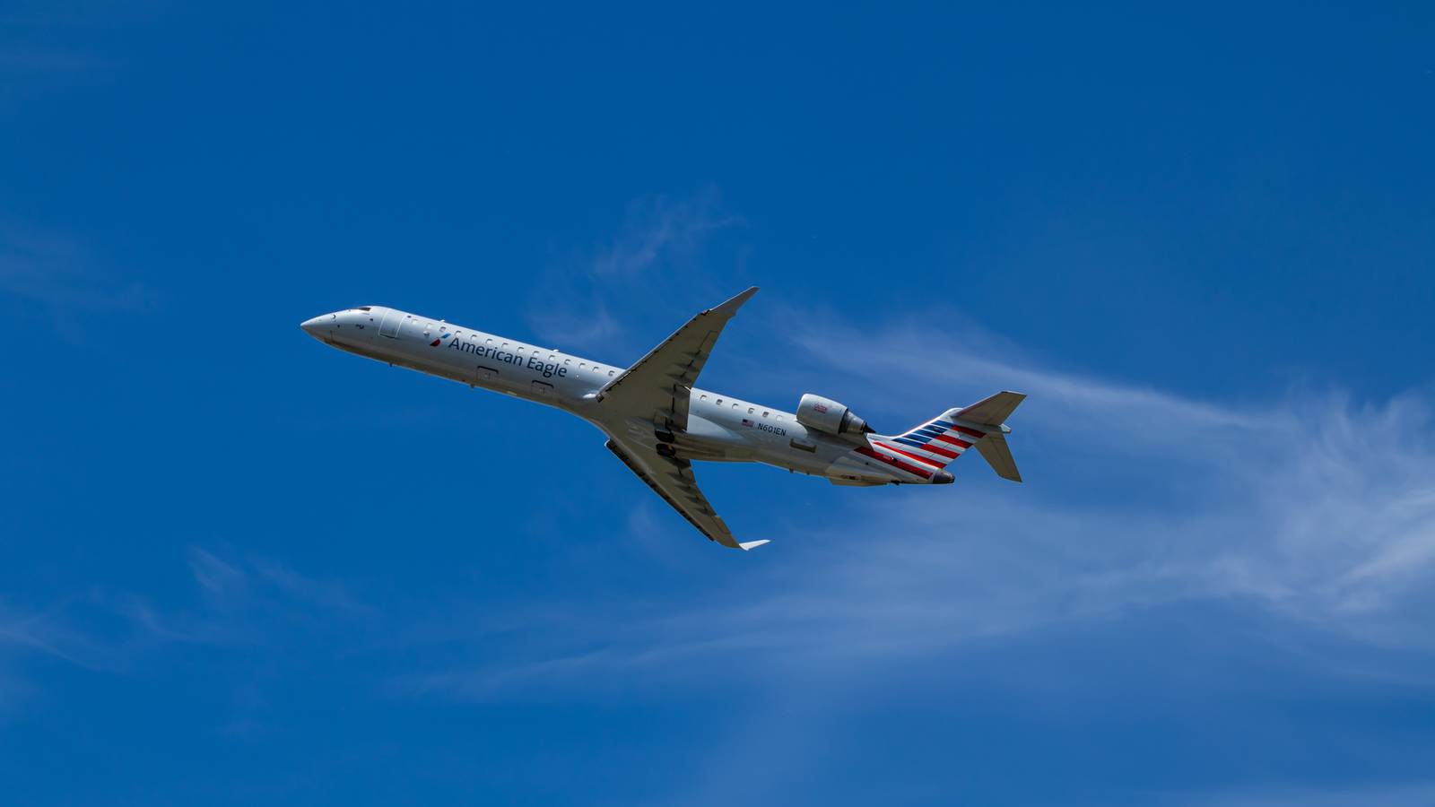 Wild Winds: American Eagle Bombardier CRJ900 Damaged After Being Struck ...