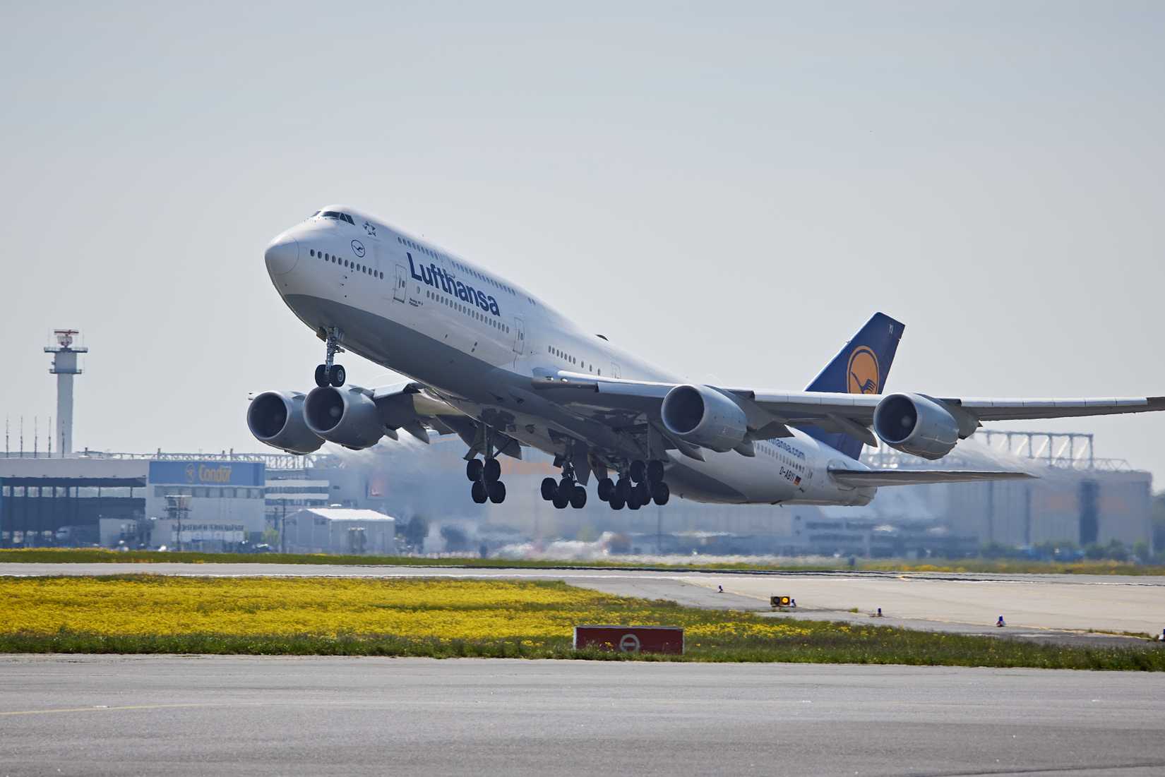 Lufthansa Boeing 747-8 Turns Back Over The Atlantic Following ...