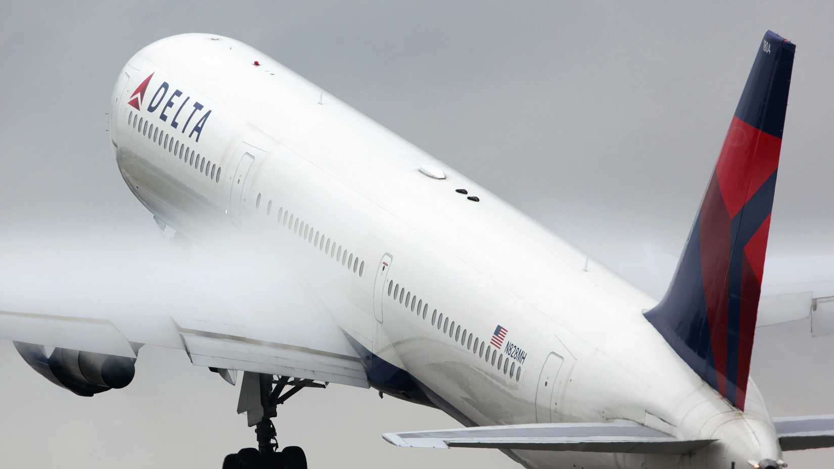 United Airlines Follows Delta Air Lines In Cutting Daytime Europe-Bound ...