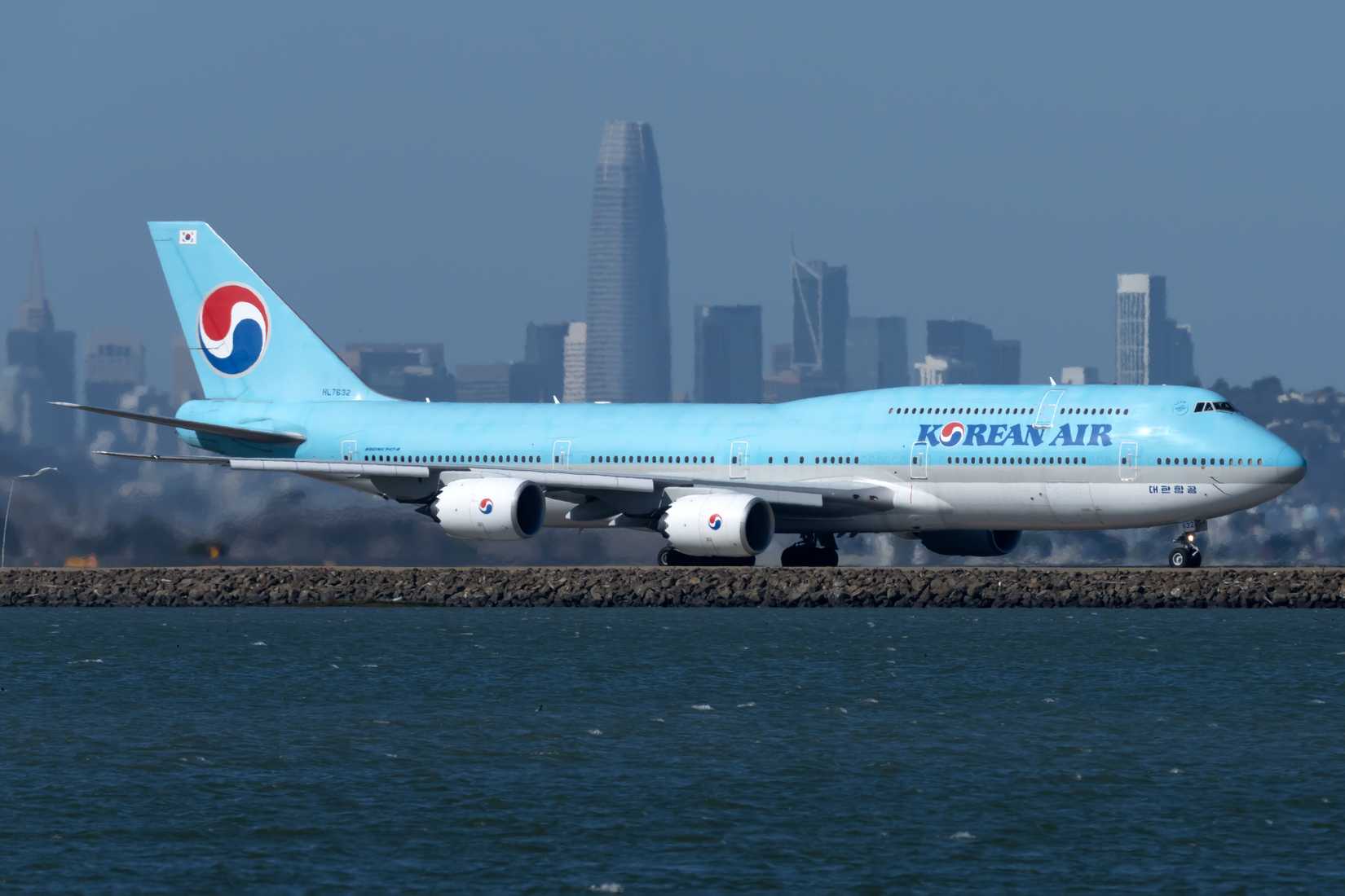 Explained: The Key Differences Between The Boeing 747-400 & The 747-8