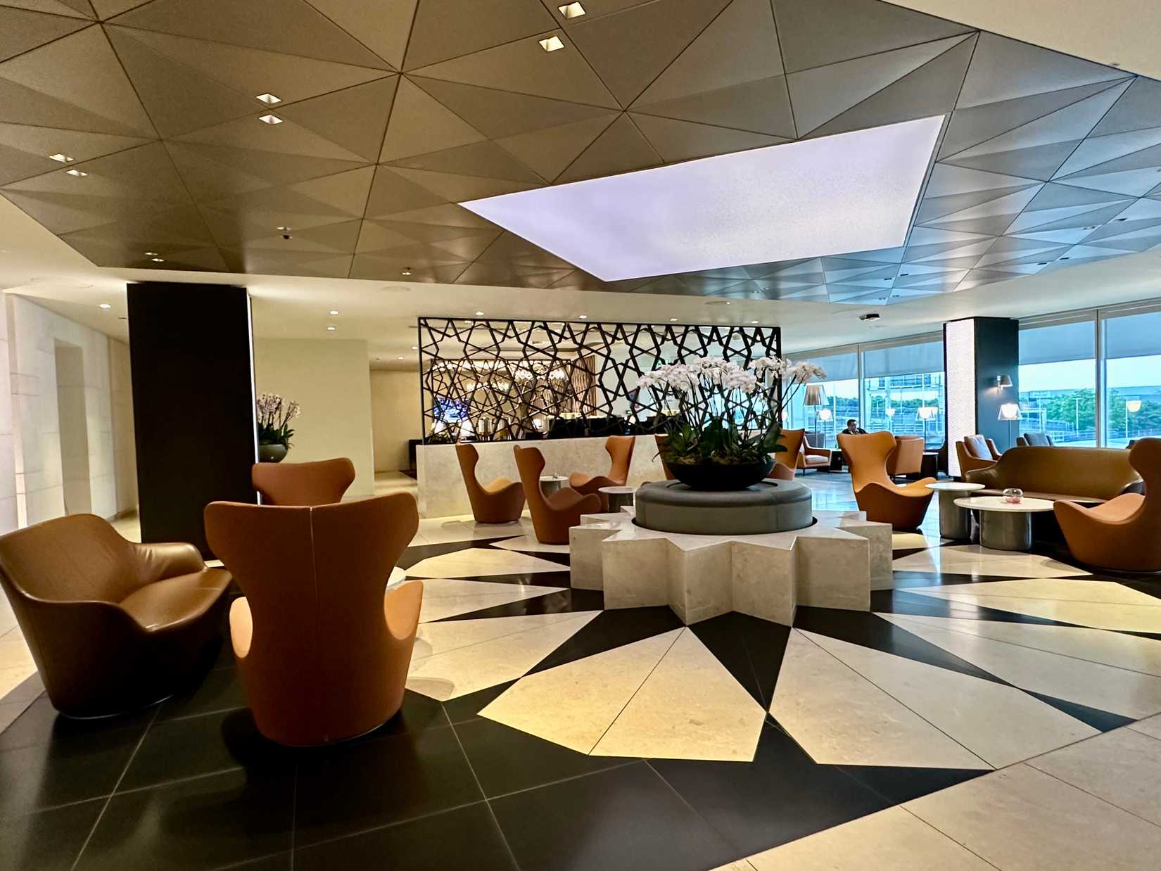 Stunning: We Review Qatar Airways London Heathrow Premium Lounge At T4
