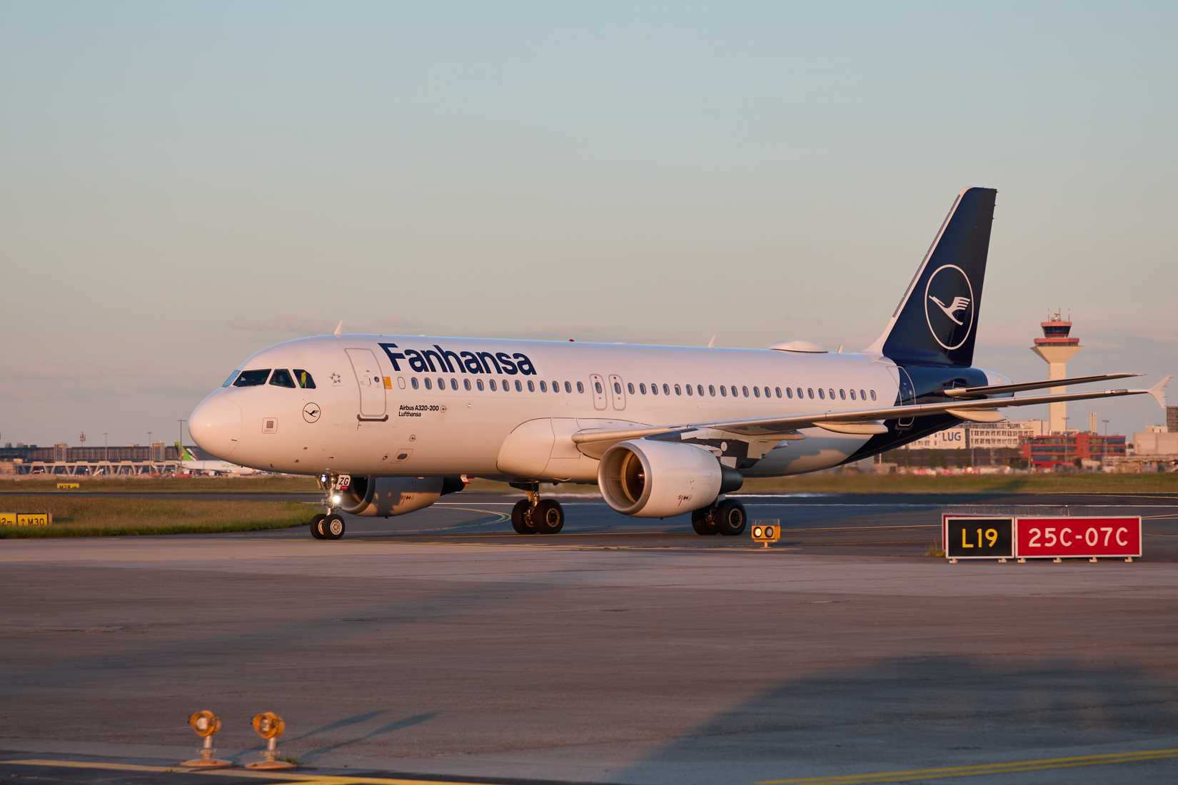 Fanhansa Is Back: Lufthansa's 6 Airbus A320s Are Ready For European ...