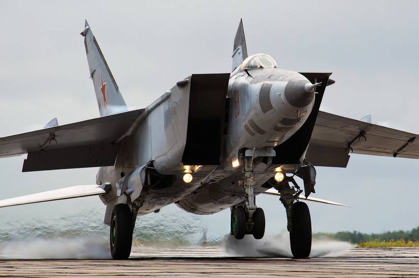Viktor Belenko: The Soviet Pilot Defector Who Stole A MiG-25 And Flew ...