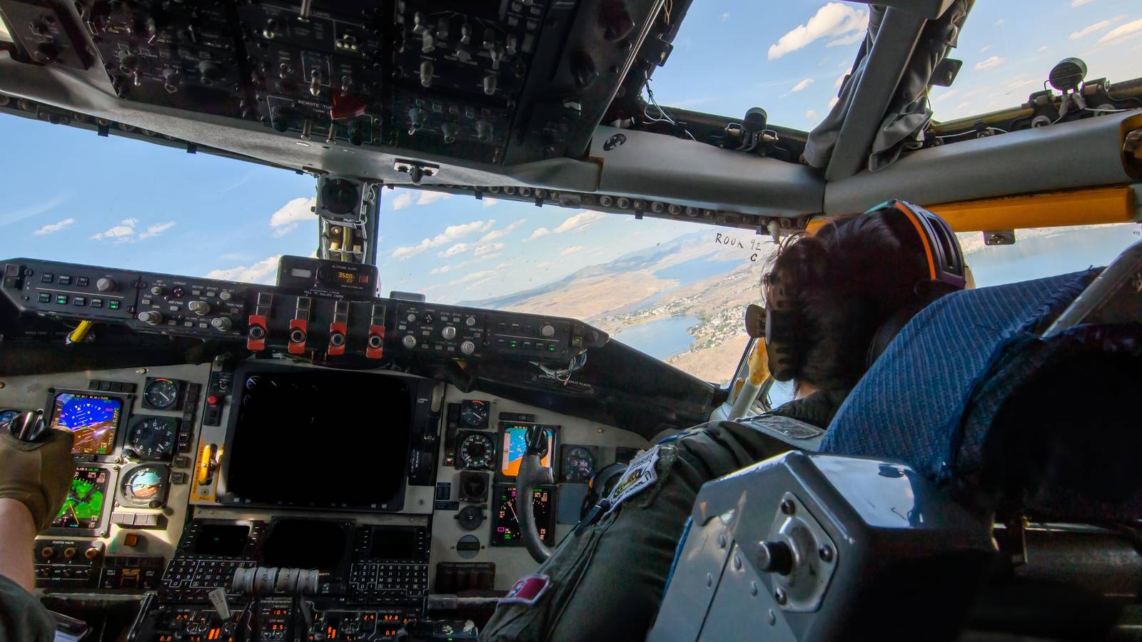 Can Pilots Use Jump Seats For Flight Attendants To Commute On Full Flights?