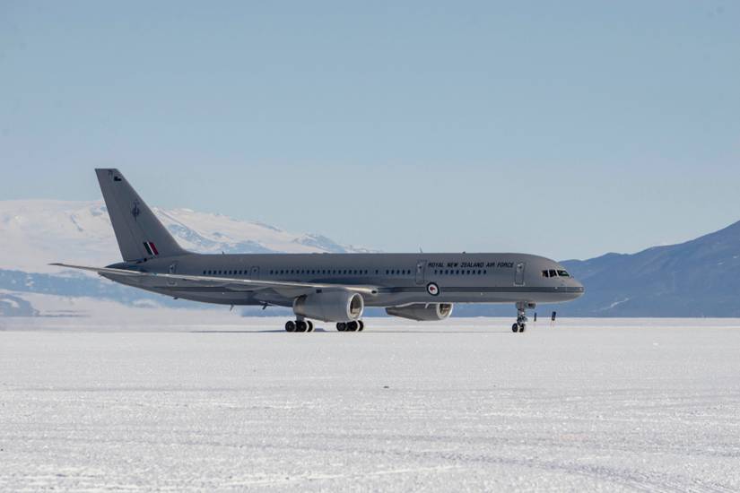 New Zealand Air Force Boeing 757 Breaks Down On Prime Minister's Trip ...