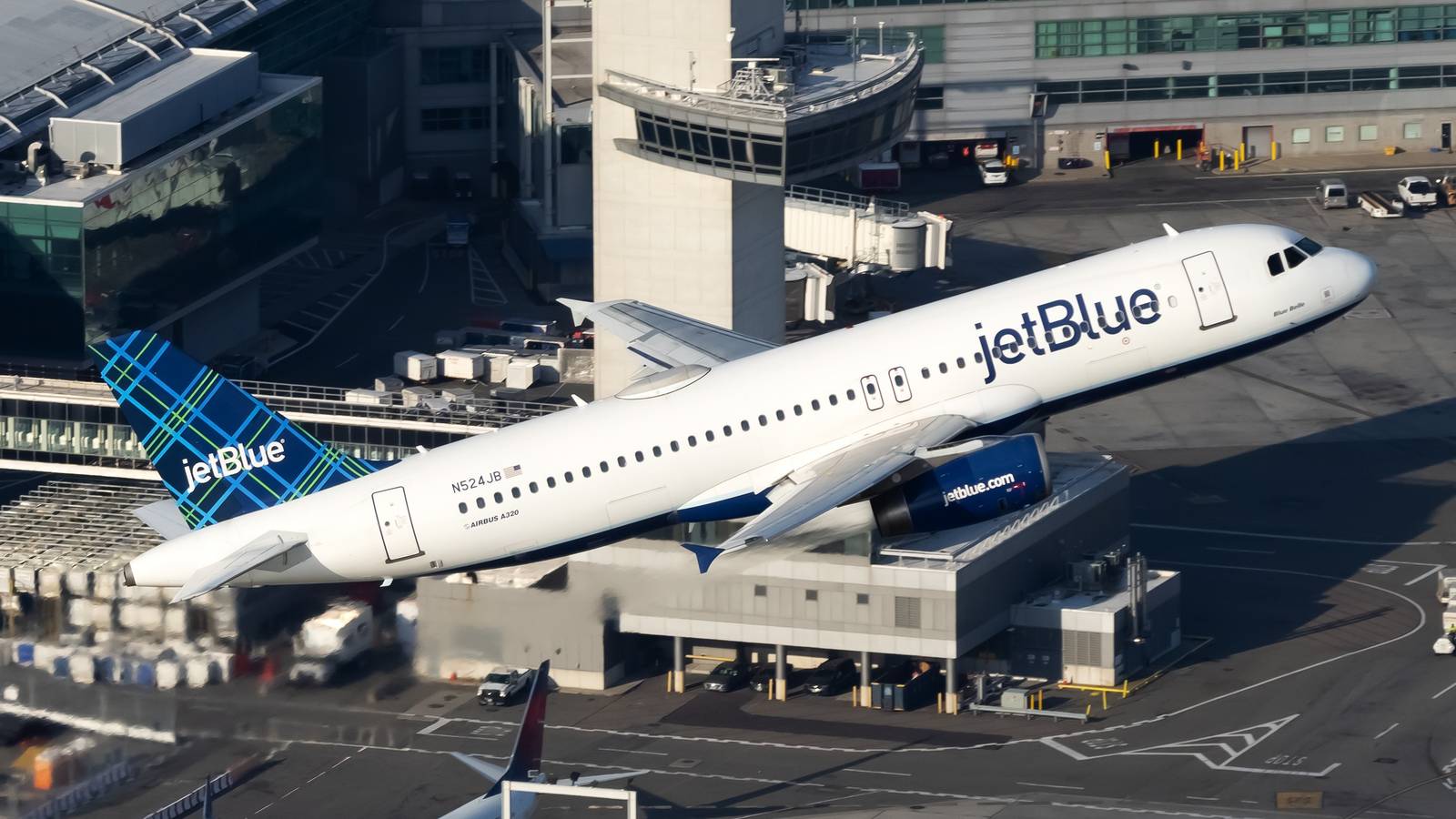 JetBlue Airbus A320 Returns To New York-JFK Airport After Metal Debris ...