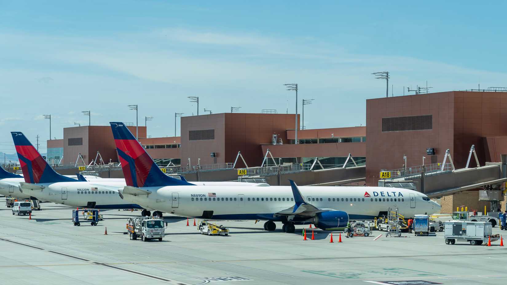 Delta Air Lines Boeing 737-900ER Hits Airbus A320 At Salt Lake City ...