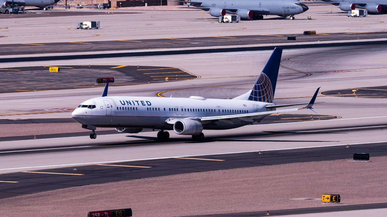 United Airlines Boeing 737-900ER Returns To Chicago O'Hare After ...