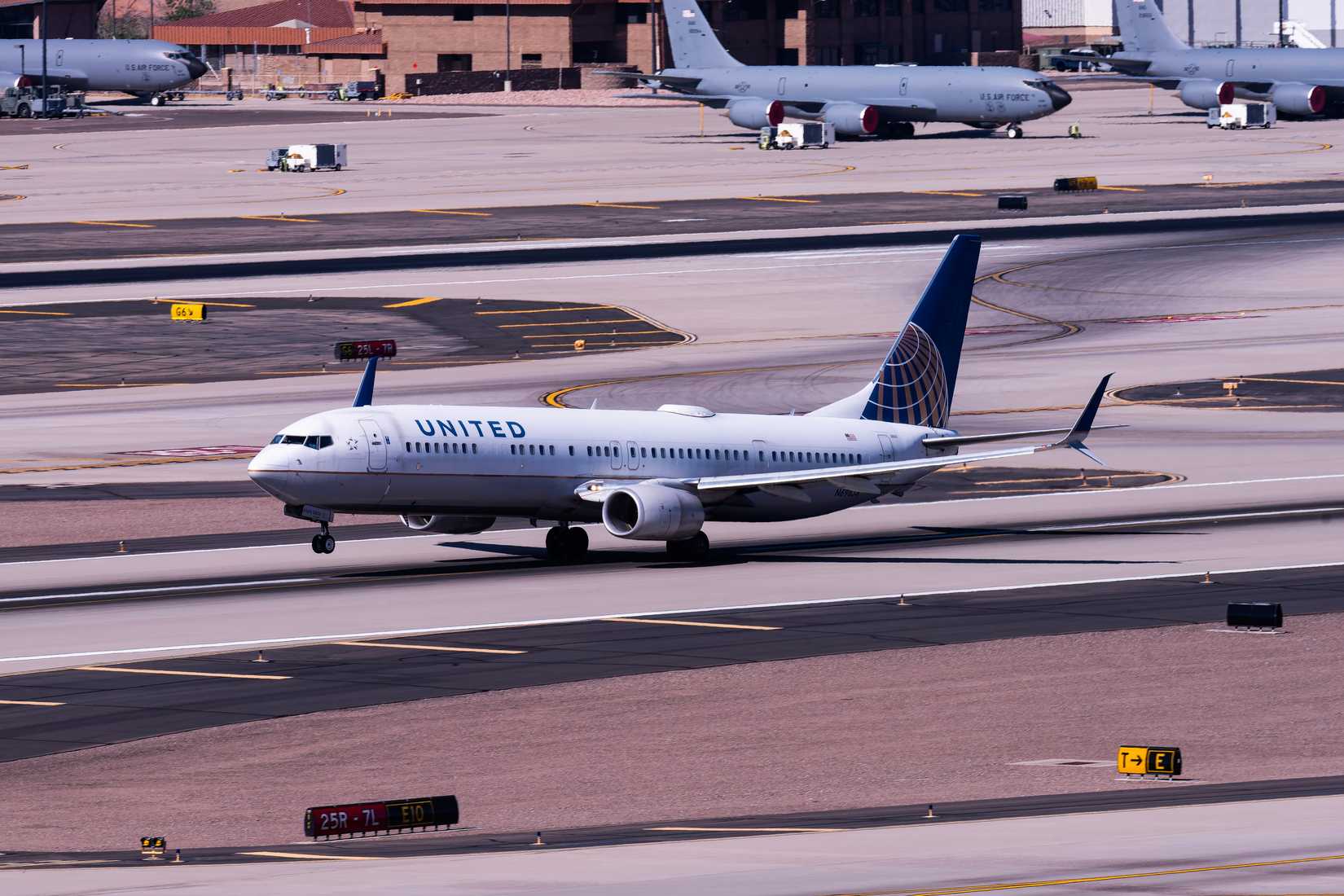 United Airlines Boeing 737-900ER Damaged After Bird Strike During ...