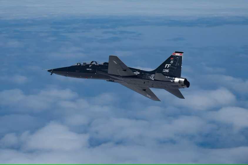 What Is The Difference Between The USAF T-38 & F-5?