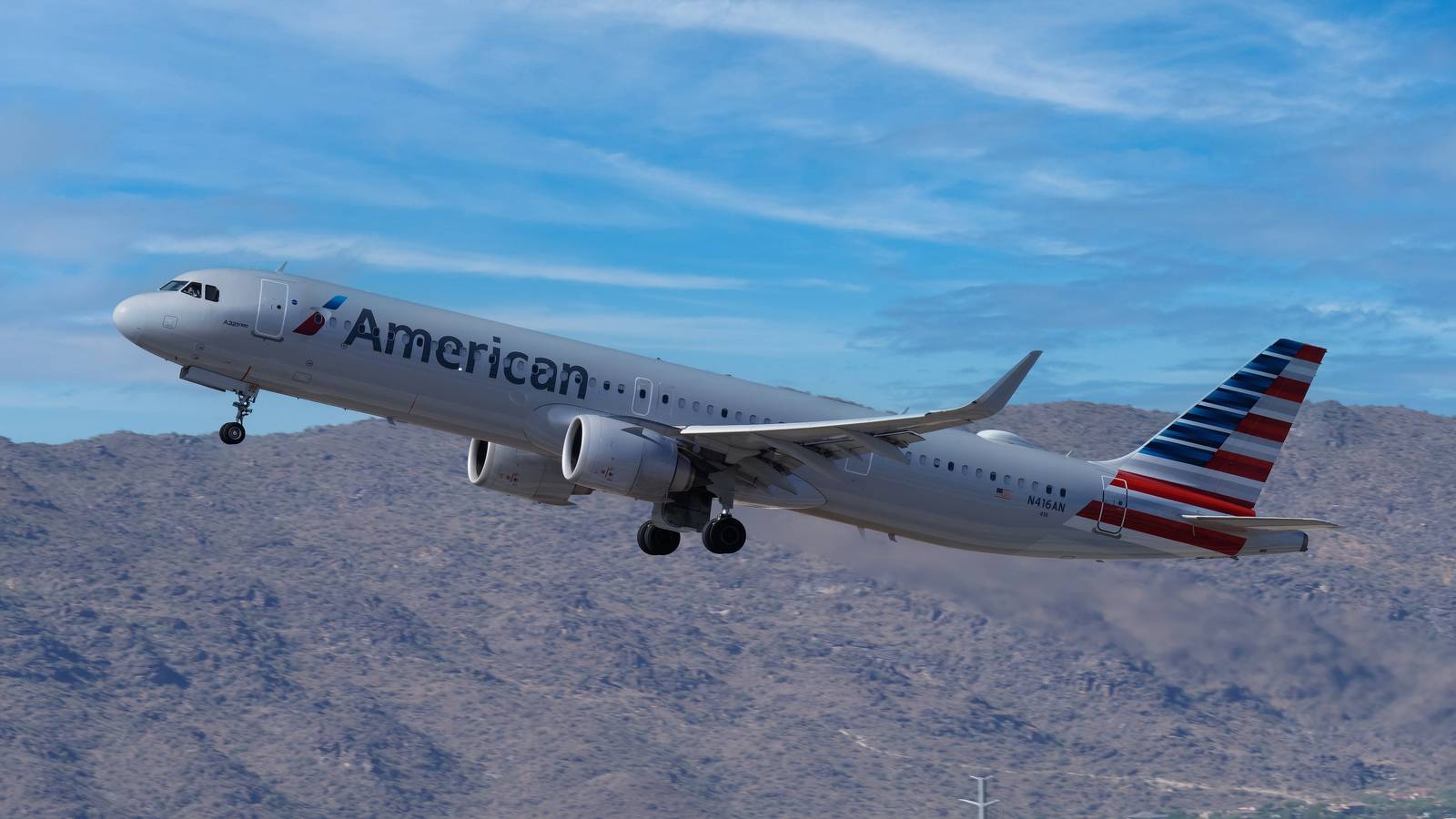 American Airlines Flight Diverts To Phoenix After Lice Found In ...