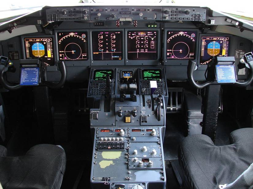 Why Does Boeing Use Yokes & Airbus Aircraft Have Side Sticks?