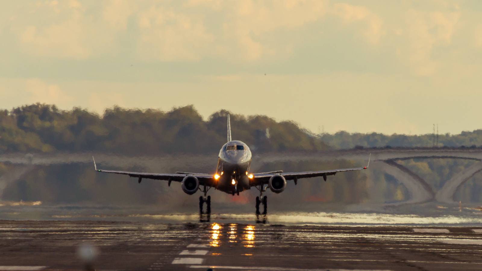 Which Major US Commercial Airports Have The Shortest Runways?