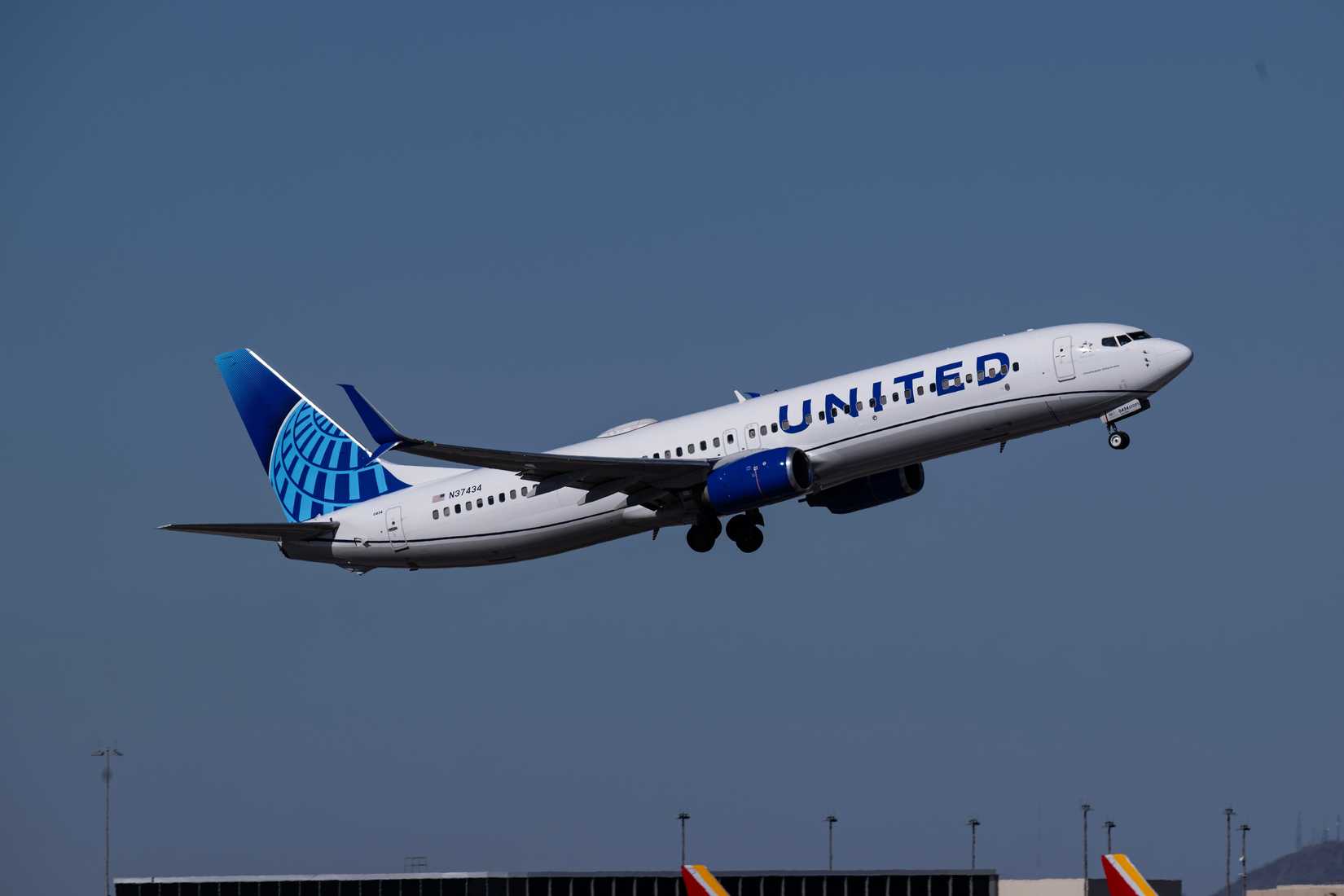 United Airlines Boeing 737-900ER Damaged After Bird Strike During ...