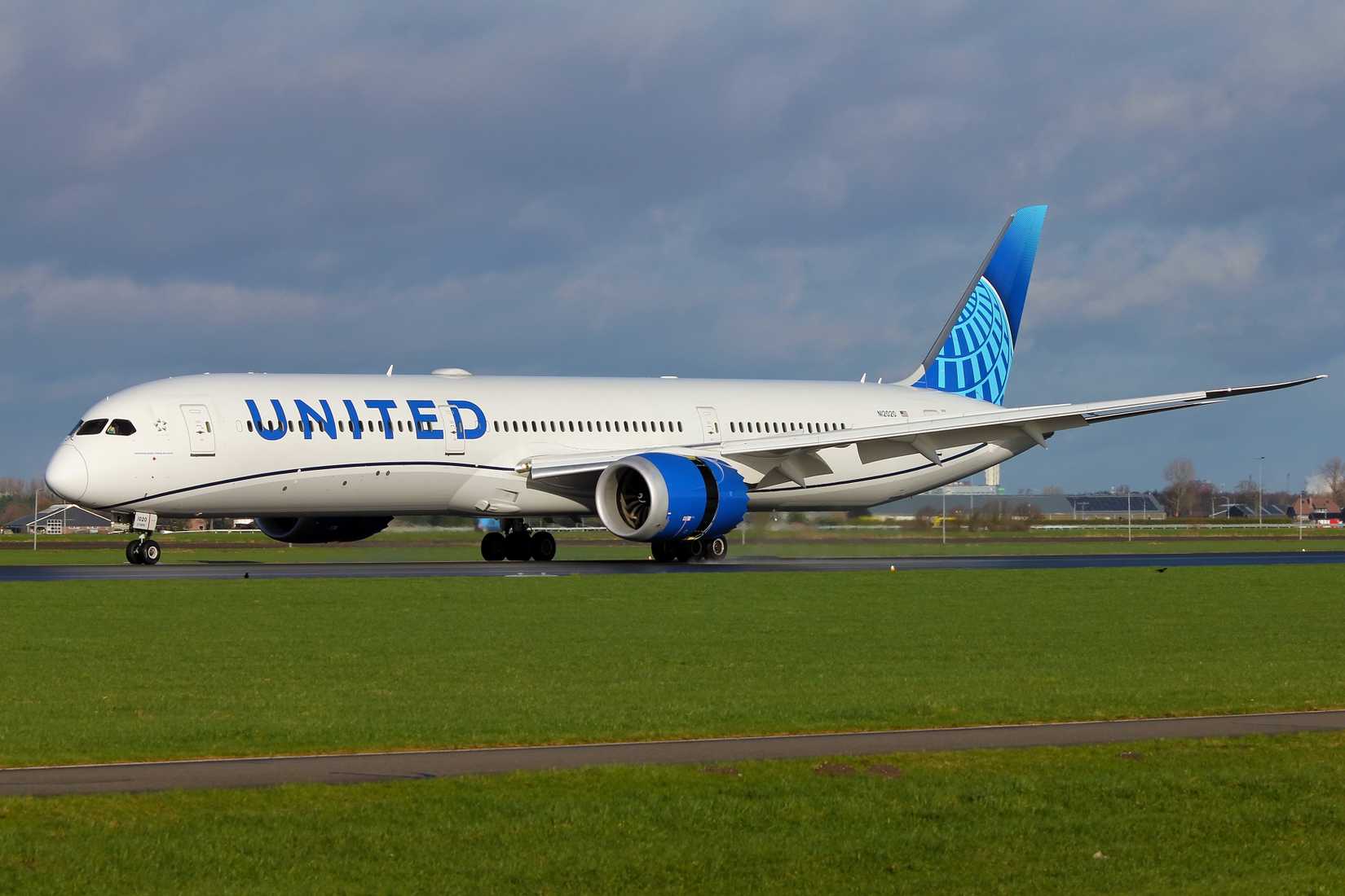 Why Is United Airlines The Only US Operator Of This Modern Widebody ...